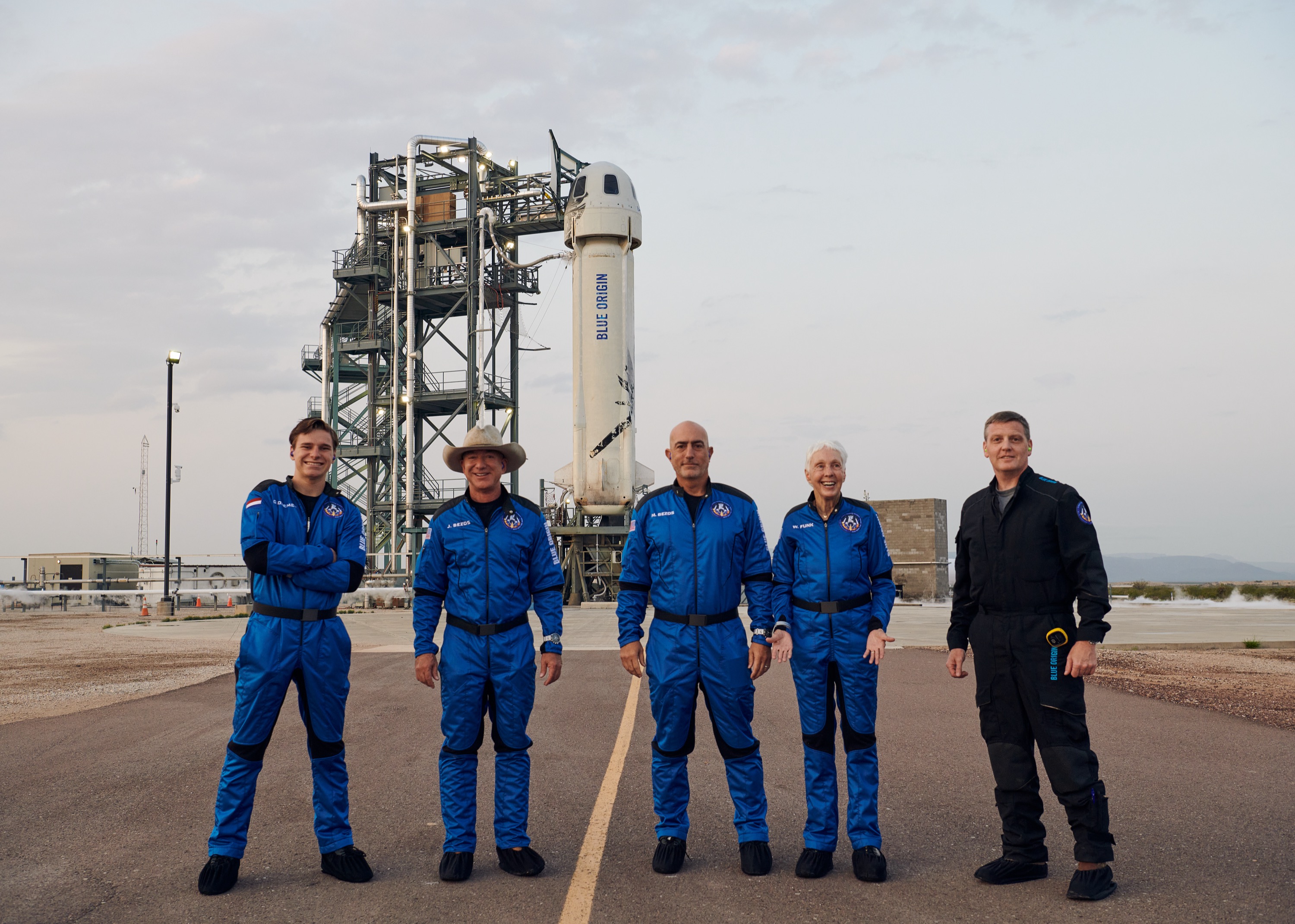 blue-origin-first-human-flight-l0-crew-pre-flight קרדיט Blue Origin ...