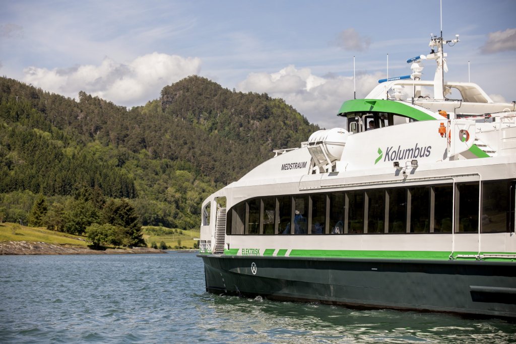 MS Medstraum. Photo by MARIUS KNUTSEN, MARITIME CLEANTECH (3) | זווית ...